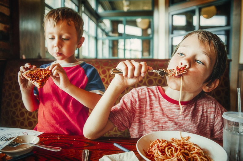 Enfants Mangeant Au Restaurant